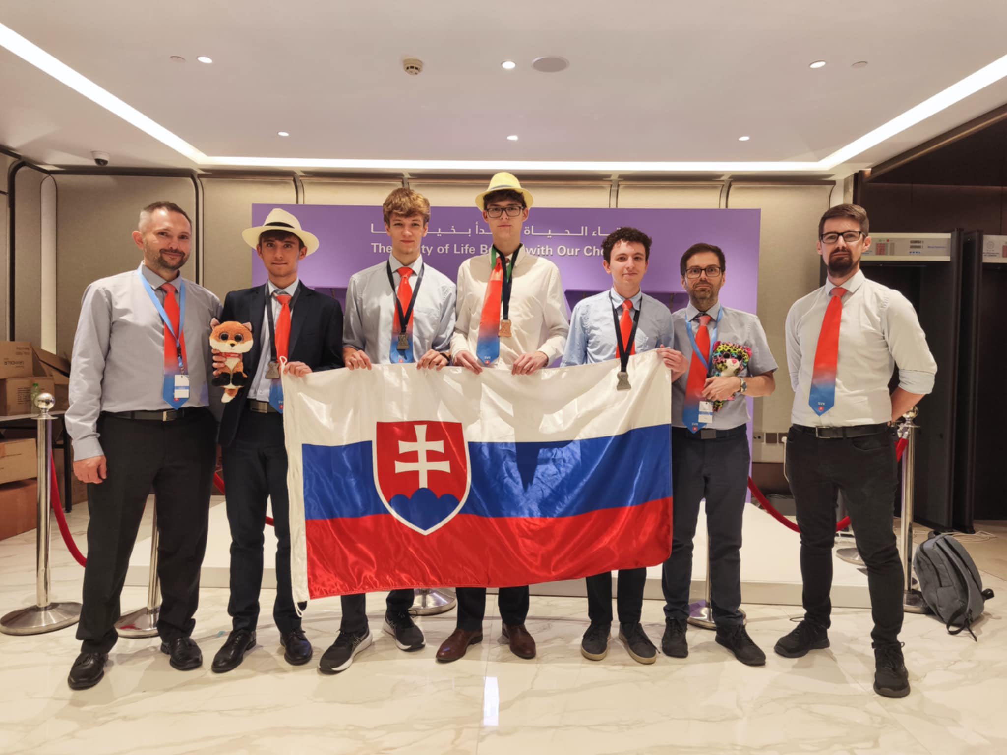 Slovenský tím žiaril na Medzinárodnej chemickej olympiáde IChO 2025 v Dubaji! – Národný inštitút ...